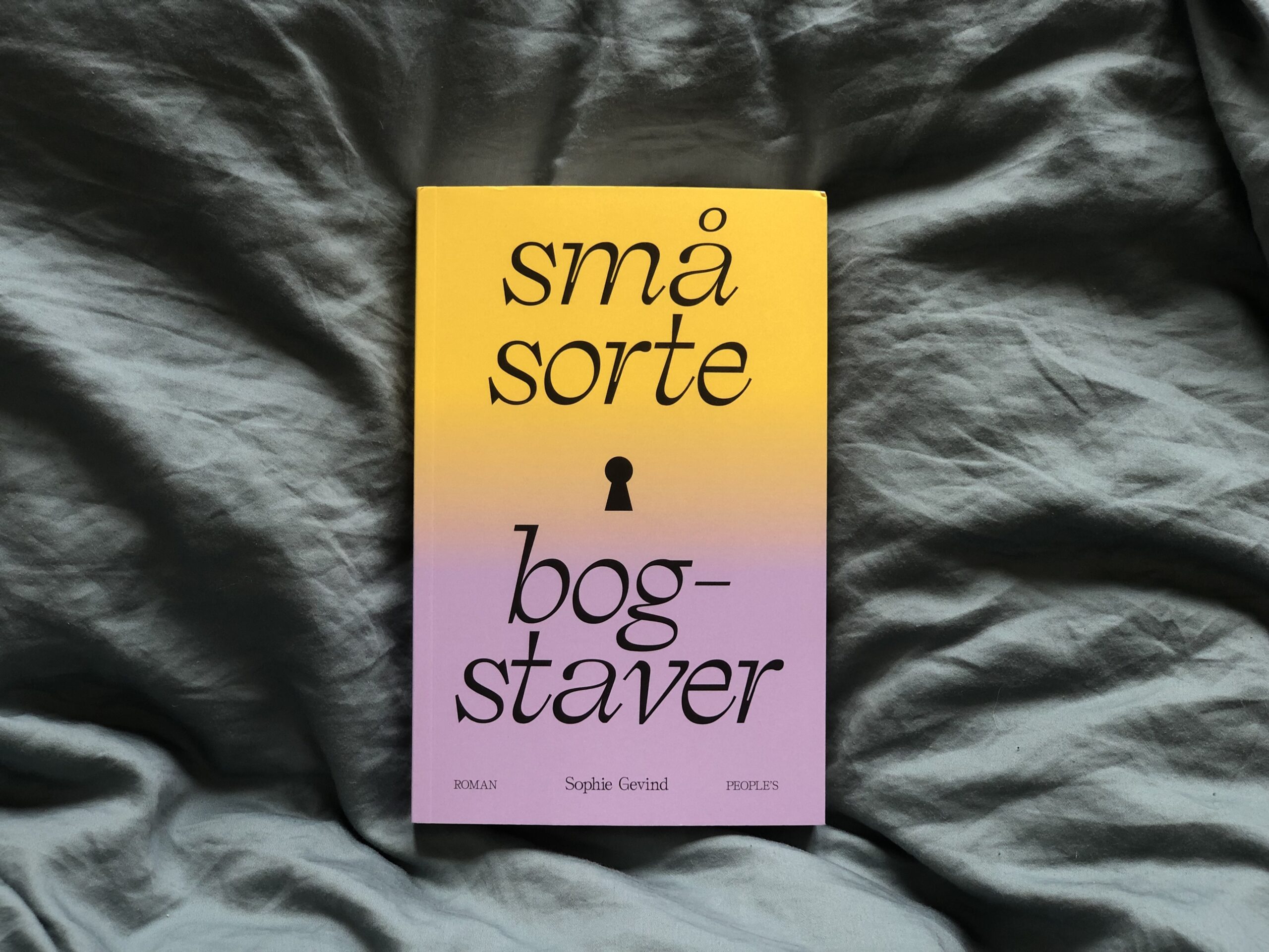 Om klirrende poser og søvndrukken stilhed - Anmeldelse af Sophie ...